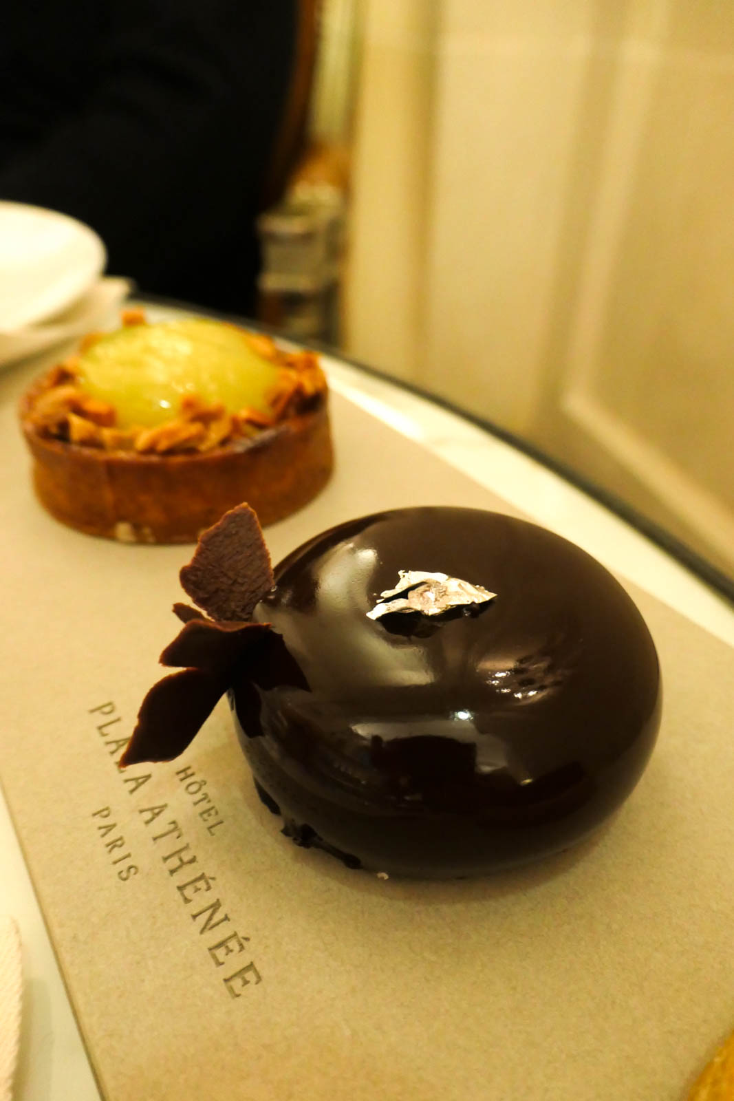 Le Goûter d’Angelo Musa dégusté à La Galerie, à l'hôtel Plaza Athénée ...